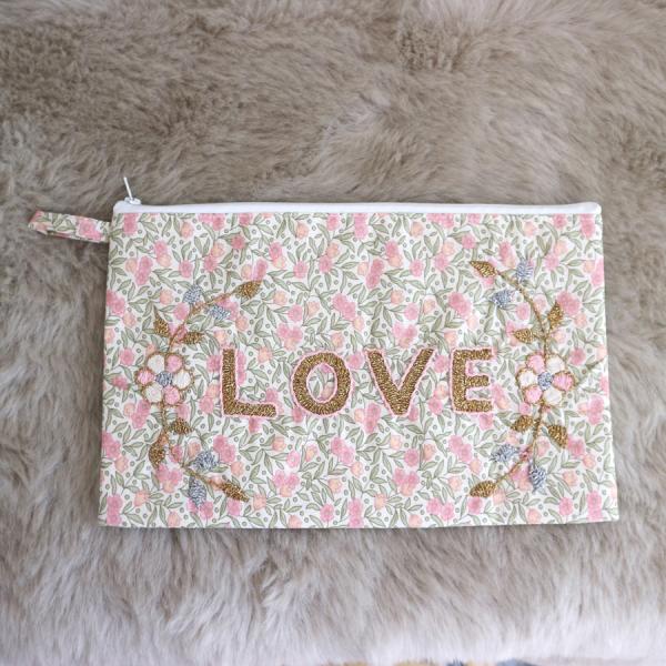セネガルと西アフリカの子供たちを支援するフランスのCSAOCと現地の刺繍職人の手仕事を生かした作品は、美しいシルバーやゴールド糸で1点1点丁寧に刺繍されたメッセージにお花やグリーンがロマンティック。お花柄にLOVEのメッセージ。メイク道具、...