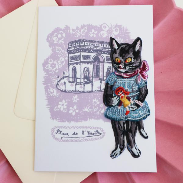 " Les chat de Paris " ナタリー・レテのパリの愛らしいネコちゃんの刺繍ワッペン付きA6サイズのグリーティングカードと封筒です。ワッペンの下にもおなじイラストが描いてあり、外した後も楽しめます。ワッペンはアイロンで簡単に布...