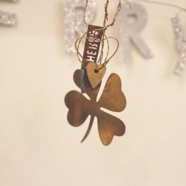 WALTHER&amp;Co. 四つ葉 クローバー　brassゴールドの輝く四つ葉のクローバーが幸運を運んでくれそうです。贈り物やお部屋、ツリーの装飾に。これから何年も楽しむためのちょっとした宝物です。 アジアの神秘と伝統的な北欧のイメージ...