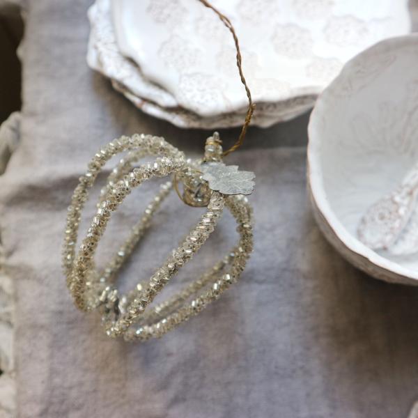 WALTHER&amp;Co. 3trees　オーナメントゴージャスでキラキラ光るガラスのリンゴ。きらめくちいさなシルバービーズかたっぷりのワイヤーでハンドメイドされています。アジアの神秘と伝統的な北欧のイメージがミックスされたデンマークの...