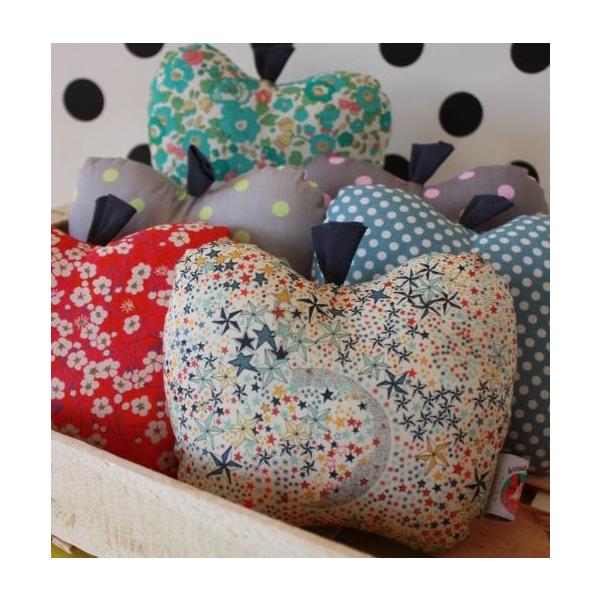 Pomme musicale LIBERTY ADELAJDA 　音楽を奏でるりんご (オルゴール)音楽好きのためのシックなコレクション。アナベルカーンのファンタジーな冬のお庭からフルーティーなりんごの音楽の贈り物。低刺激の素材でハンドメイ...