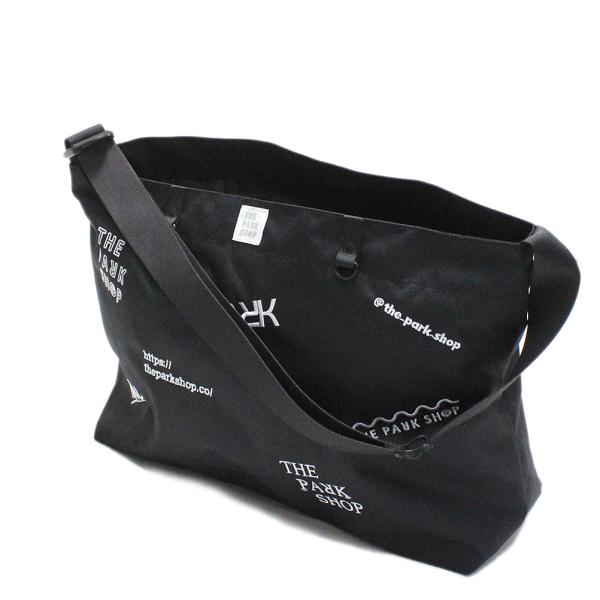 THE PARK SHOP ザ・パークショップ“ザ・パークショップ”のSTREET PARK MESSENGER バッグ・しっかりと収納ができる大容量のバッグ・底ポケットに付いたネットをフロントのフックにかけるとボールやスケボーなどを持ち運...