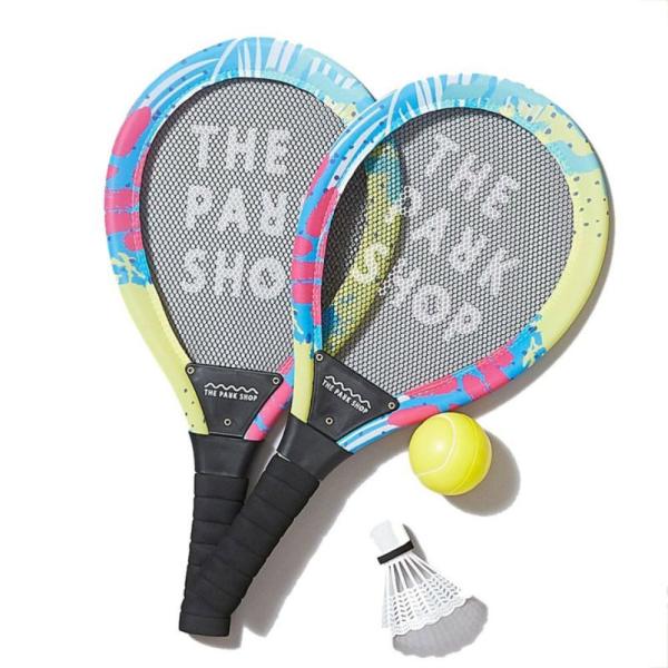 THE PARK SHOP ザ・パークショップ“ザ・パークショップ”のPARK RACKET セット・ファミリーで遊べるラケットセット・ポップなカラーとロゴデザインがアクセントに・柔らかい素材のシャトルとボールで安全・握りやすい柔らかなグリ...