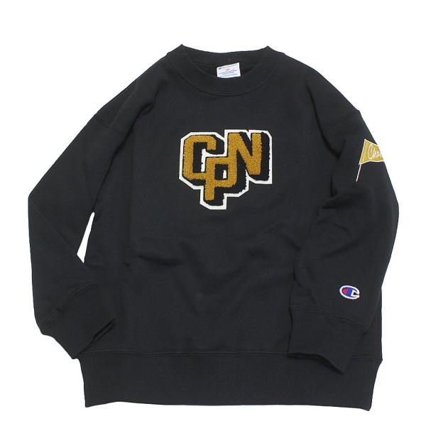 Champion KIDS チャンピオン キッズ“チャンピオン キッズ”のCPN　CREW NECK　スウェットシャツ・着心地の良いコットン裏毛生地・フロントには温かみのあるふんわりとした手触りの刺?ワッペン・袖にはペナント風ワッペンをあし...