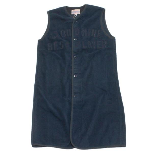 DENIM DUNGAREE デニムアンドダンガリー“デニムアンドダンガリー”のフリースリメイクベスト・軽くて暖かいポリエステル素材のボアフリース・あたたかみを感じるフェルトの文字が魅了・ロング丈で防寒対策もばっちり◎・バックにスリットが施...