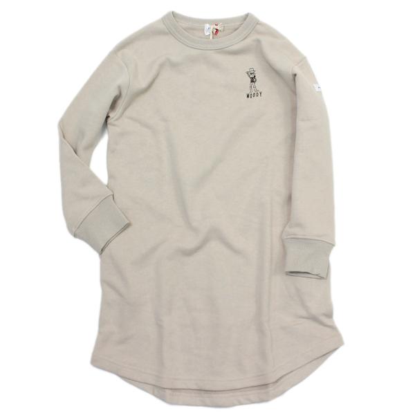 FOV フォブ“フォブ”のWoodyワンピース・ピクサーが誇る人気キャラクターのウッディが目を惹くワンピース・ゆったりシルエットで動きやすいデザインです・裾のラウンドカットもポイントに・速乾性に優れ肌触りの良さが魅力のT/C裏毛を採用※着画...