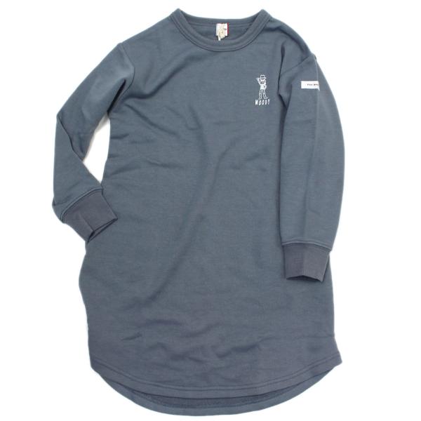 FOV フォブ“フォブ”のWoodyワンピース・ピクサーが誇る人気キャラクターのウッディが目を惹くワンピース・ゆったりシルエットで動きやすいデザインです・裾のラウンドカットもポイントに・速乾性に優れ肌触りの良さが魅力のT/C裏毛を採用※着画...