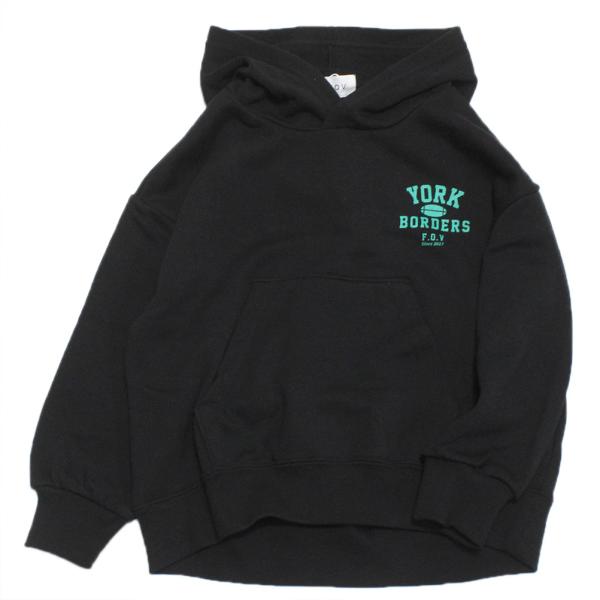 FOV フォブ“フォブ”のYORK パーカー・フロントに大きなカンガルーポケットをセット・存在感のあるバックプリントがポイント・乾きやすい裏毛素材でお洗濯も楽に・ラフな着用感のオーバーサイズシルエットmodel:(BK)身長115cm/M(...