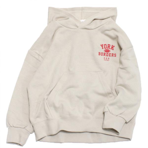 FOV フォブ“フォブ”のYORK パーカー・フロントに大きなカンガルーポケットをセット・存在感のあるバックプリントがポイント・乾きやすい裏毛素材でお洗濯も楽に・ラフな着用感のオーバーサイズシルエットmodel:(BK)身長115cm/M(...