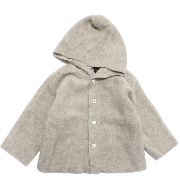 1＋in the family ワンモア イン ザ ファミリー“ワンモア イン ザ ファミリー”のAYALAフリースコート・シンプルなデザイン・保温性のあるフリースニット・切りっぱなし風のデザイン・フロントのボタンはヴィンテージ風関連キーワ...