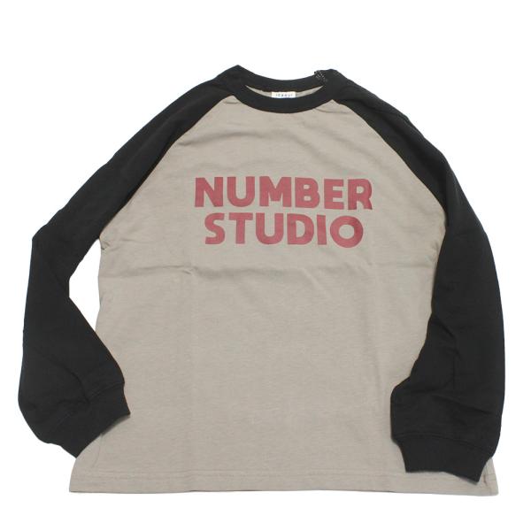 JEANS.B ジーンズベー“ジーンズベー”のNUMBER STUDIO ロングTシャツ・ライブツアーＴシャツ風のグラフィックプリント・袖はカラーを切り替えたラグランスリーブ・程よくゆとりを持たせたシルエット・ボディは柔らかな着心地のコット...