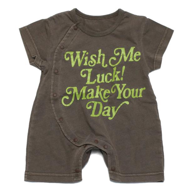 make your day メイクユアデイ“メイクユアデイ”のVロゴマエアキロンパース・家族でリンクコーデを楽しめるベビーロンパース・製品染による雰囲気満点のカラー・ヴィンテージライクなクラックプリントがポイント・フロントから股下までスナッ...