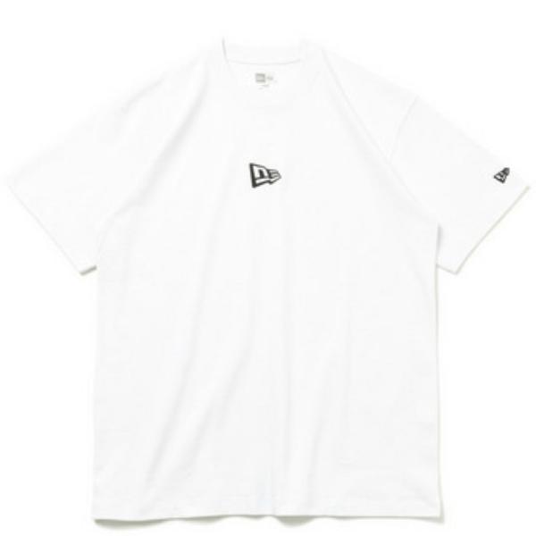 NEW ERA ニューエラ“ニューエラ”のFLAG LOGO MINI SS CT TEE・ニューエラお馴染みのフラッグロゴをコンパクトにプリントした一枚・ブランドオリジナルのレギュラーフィットデザイン・程よい肉感で通年着用しやすい8ozコ...