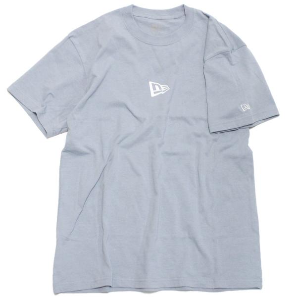 NEW ERA ニューエラ“ニューエラ”のFLAG LOGO MINI SS CT TEE・コンパクトにフラッグロゴのプリントをレイアウト・どんなスタイリングにも馴染むミニマルなデザイン・袖にはアイコンロゴの刺しゅうを配置・ボディは肌馴染み...