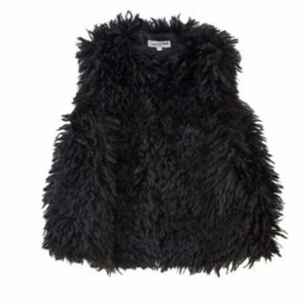 Ocean＆Ground オーシャン＆グラウンド“オーシャン＆グラウンド”のエコファーベスト・ふわふわのファーがゴージャスなベスト・脱ぎ着しやすい前スナップボタン開き・ヒップが隠れる長めの着丈・モデル身長：107cm/着用サイズ：110サイ...
