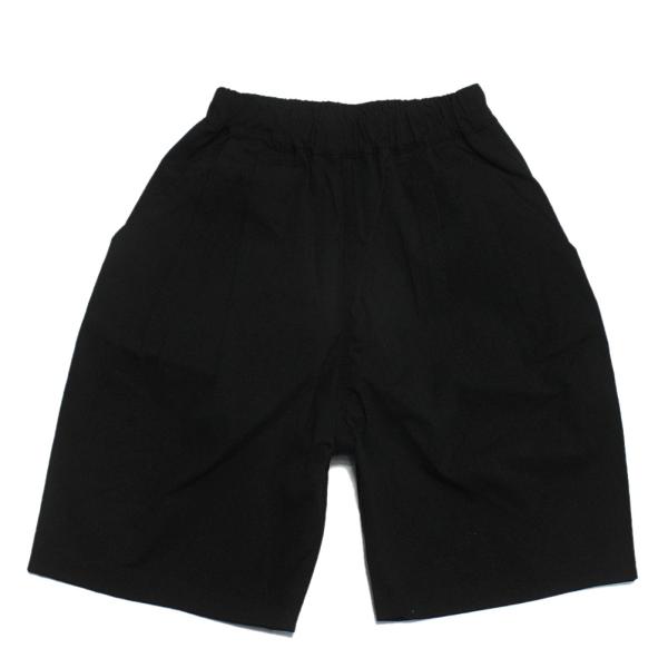 OFFICIAL TEAM オフィシャルチーム“オフィシャルチーム”のストレッチポプリンタックショーツ・伸縮性のあるストレッチ素材のハーフパンツ・フロントタック入りのゆったりシルエット・スタイリングしやすい無地デザイン・ウエストは楽な穿き心...