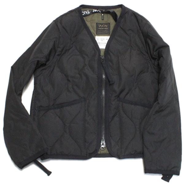 TAION タイオン“タイオン”のミリタリー Vネックジップ ダウンジャケット・軽量感と保温力に優れたキルトジャケット・へちま模様のキルトステッチがポイント・中綿は反発力に優れた800flp以上のダウンを採用・撥水加工を施した高密度ナイロン...