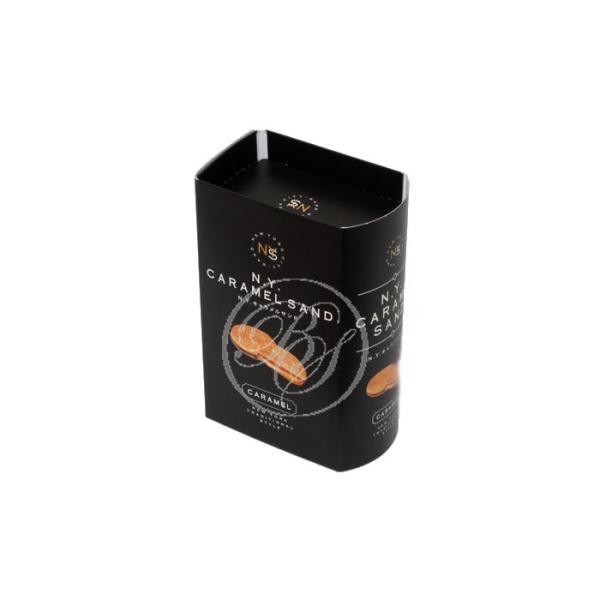 ショップ袋付口どけのよいクーベルチュールチョコレートで生クリーム、黒糖でとろとろに炊き上げたキャラメルを包み込み、オリジナルの焼印をつけたバターたっぷりの香ばしいクッキー生地でサンドしました。今までにない生キャラメルのような、口どけのトロト...