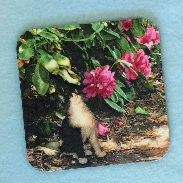 ■アーティスト：Sueellen Ross■約9.5cm*9.5cm*0.3cm■熱や水に強く裏面はコルクが貼られています■輸入国：アメリカ　生産国：アメリカ■メーカー：Legacy■配送方法：追跡メール便　可