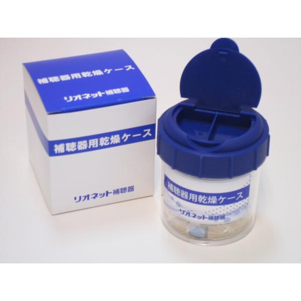 ■商品特徴■ふたに電池収納ポケットが付属しているので非常に便利です。■使用方法■1.補聴器から電池を取り外し、電池カバーを開けたままケースに入れ、ふたを閉めます。2.外した電池はふたの上部にある電池入れに収納しておきます。 （電池は乾燥ケー...