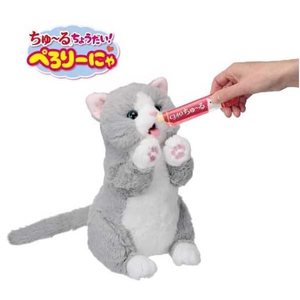 ちゅ〜るのあげかたによって、もっと欲しがったり、おなかいっぱいゲップをしたり…満足すると喉をゴロゴロ鳴らすよ。背中をトントンすると色々な声で鳴くよ。だっこしてふれあいもたのしい、やわらかな手触り。世界のネコ好きさんを喜ばせる?ぬいぐるみです...