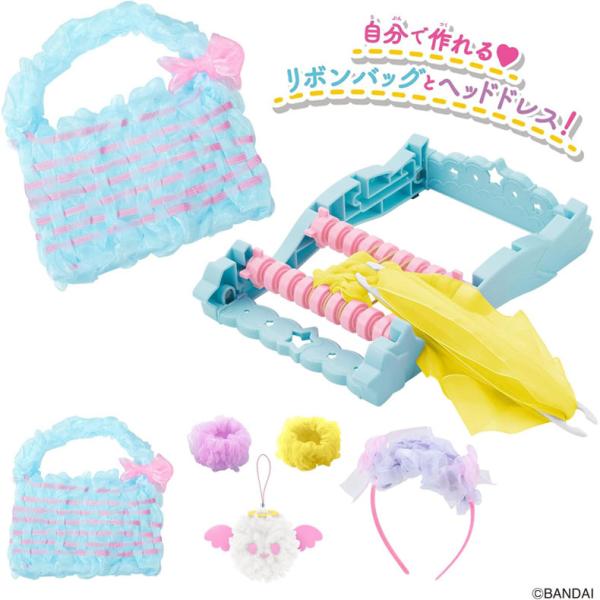 いろいろな素材で簡単にあみものが楽しめるメイキングトイ『アメールアメール』がリニューアルして登場！水色×ピンクのエンジェルをテーマに、バッグやヘアアクセサリーが自分で作れます。セット内容だけでリボンバッグ・エンジェルヘッドドレス・エンジェル...