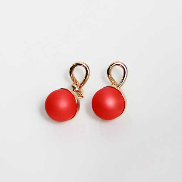 抜群のインパクトで大人気！鮮やかな赤玉がアクセントになったスタイリッシュなシルエットピアスです。歩くたびに耳元からチラリと見えるビビッドカラーだからシンプルな服装にもピッタリ。日常使いはもちろん、ちょっとしたデートやお出掛け、女子会、二次会...