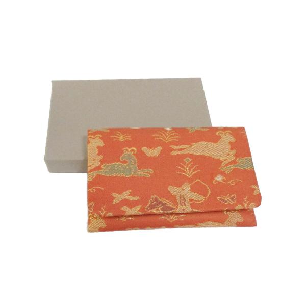 素材：日本製　絹100%サイズ：約7×11×0.8cm(化粧箱入り）特徴：名刺が約20枚ほど入ります。カード入れとしても使えます。薄型で高級感があり、素材が正絹なのでとても軽くて持ちやすいお品です。生地の取り方によって多少柄の位置が見本と異...