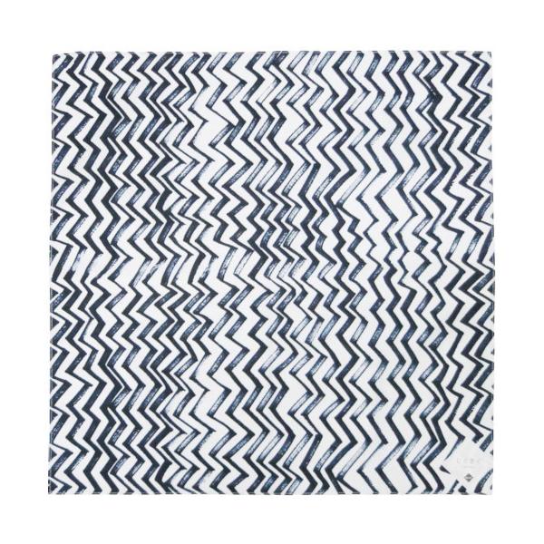 日本製：グラフィカ素材：綿100％サイズ：約54cm(四方ミシン）注染：注染（ちゅうせん）とは、特殊な糊で防染し重ね上げた生地の上から染料注ぎ、模様部分を染め上げる伝統的な型染めの一種です。伝統的な技術に基いて、手ぬぐい、浴衣、ふきん等が生...