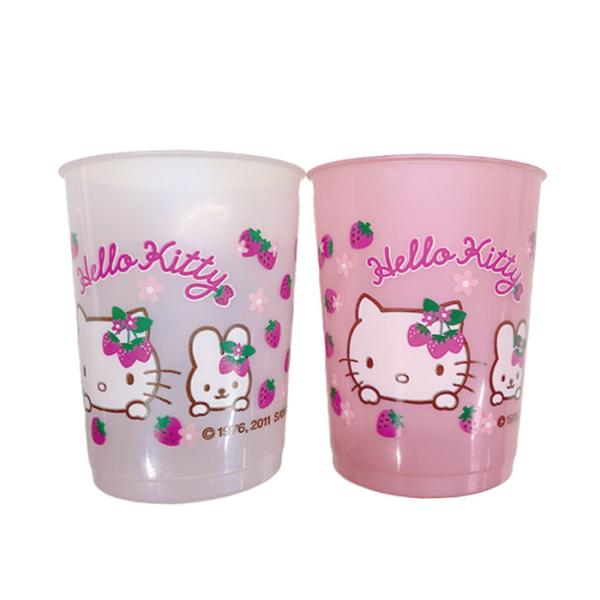 かわいいいちごデザインが魅力のハローキティ2Pコップセット。毎日のランチタイムやおやつ時間を楽しく彩る、使いやすいサイズのプラスチックコップです。2個セットなので、ご家庭用はもちろん、保育園・幼稚園・ピクニック用にもおすすめ。軽くて扱いやす...