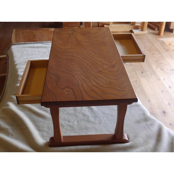 ケヤキ文机、天板長さ　９０センチ　X　幅　４２，５センチ　高さ　３４センチ　天板厚さ　２１ミリ天然オイル仕上げ両面引き出し付　移動しやすい軽量な作りセンターテーブルにして、文机にもなると思います。