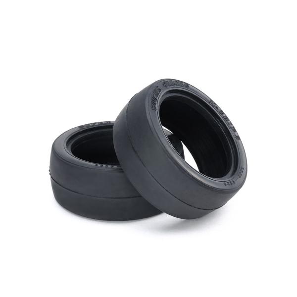 【RCカーの性能アップやセッティングに役立つパーツです】スーパースリックとレーシングスリックタイヤとの中間のグリップ特性を持たせました。スライド時のコントロール性やオイル路面などで特に性能を発揮します。【基本スペック】26mm幅ナローサイズ...