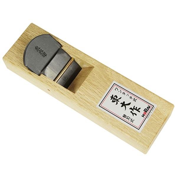 【取寄品】[大工道具 のみ 彫刻刀 鉋]※ご注意・鉋身がゆるくなった場合は、鉋台に各テープ類、紙などを挟んでください。・替刃を交換する際は、鉋刃を台から外して行ってください。替刃式なので、刃砥ぎや裏出しが不要で簡単に使えます。樹脂(プラスチ...