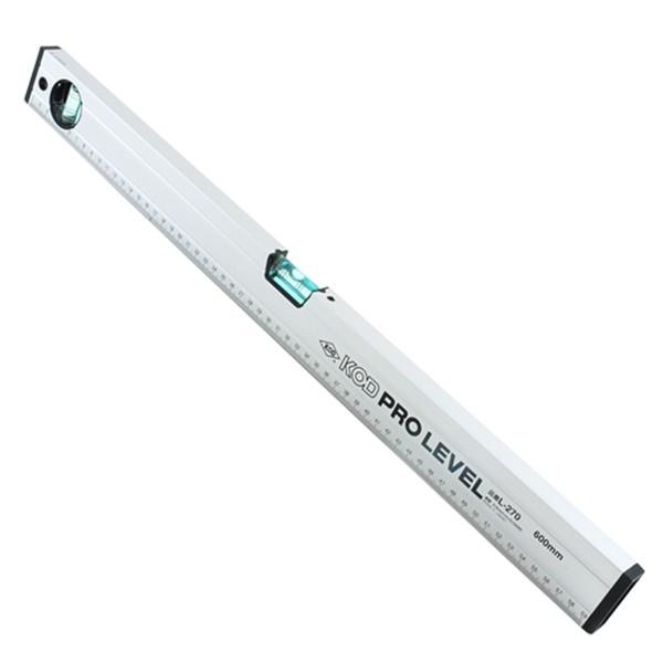 【取寄品】[アルミ水平器]KOD アルミレベル L-270 600MM 4993711508063水平器。レンズ効果で大きく見えるカマボコ型気泡管を搭載したプロ用レベルです。■特長・カマボコ型でレンズ気泡管(水平)です。・垂直測定用で端面マ...