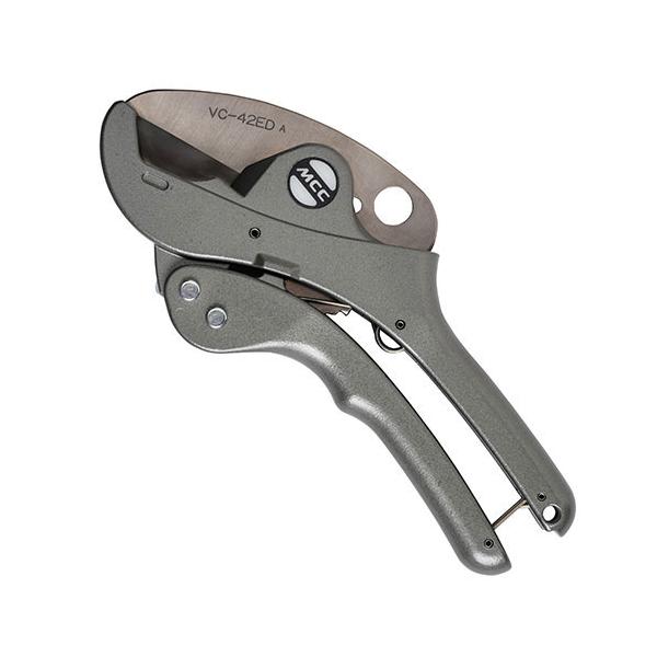 【取寄品】刃に特殊コーティングを施し、切り終わりまで軽く滑らかな切れ味を実現し、さらに切れ味超軽快です。■用途塩ビ管、ポリエチレン管、ポリブテン管の切断。■機能アタッチメントを取り付けるとケーブル用モールの切断も可能です。45度の斜め切りに...