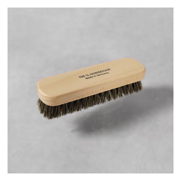 Kc's / ケーシーズ ホースヘアーブラシ太くて丈夫で柔らかな馬毛を使用した高級ブラシです。スエードやヌバックなどのデリケートな革にも傷つけることなく使えます。付着したほこりや汚れを落としたり、毛並みを整えるのにも有効です。鞄や財布、スニ...