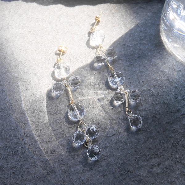 クリアなビジューがキラキラと輝くピアスです。華奢な印象の長めデザインが揺れて女性らしさを演出してくれます。普段のコーディネートのアクセントとして、また結婚式やパーティなどの装いにもおすすめです。◆素材 : 真鍮◆パーツ : 合金◆サイズ :...