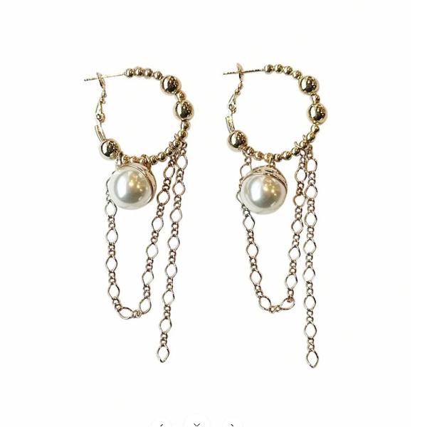 連なったボールデザインとドレープ状のチェーンがアクセントになったフープピアスです。珍しい球体モチーフをベースに使った個性派デザインで、玉の大きさやチェーンの長さにもこだわっています。普段のコーディネートのアクセントとして、また結婚式やパーテ...