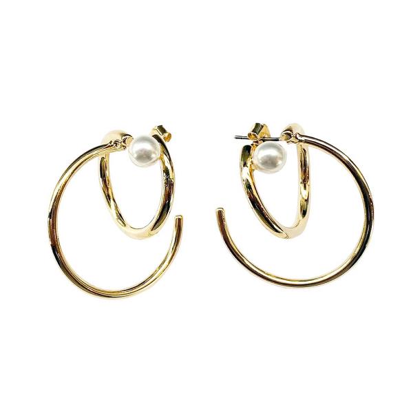 入り組んだデザインが印象的なピアスです。一癖ある形にパールがワンポイントで綺麗な雰囲気を演出してくれます。普段のコーディネートのアクセントとして、また結婚式やパーティなどの装いにもおすすめです。◆素材 : 真鍮◆パーツ : 合金◆サイズ :...