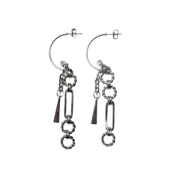 パーツの長さや組み合わせにこだわったamplisらしい個性派ピアスです。どんなスタイリングにも合わせやすい万能デザインで、縦長シルエットなので顔周りがスッキリした印象を与えてくれます。普段のコーディネートのアクセントとして、また結婚式やパー...