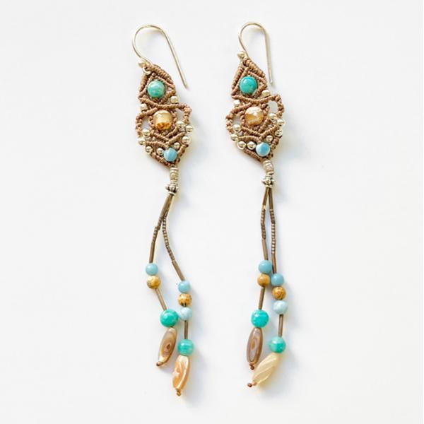 【商品名】【イーシャ・エラフィ/Isha Elafi】ターコイズピアス【素　材】ターコイズ、ジャスパー他【サイズ】金属以外の最長部分　約105mm【メーカー】isha elafi Nomadic Knotwork※写真のマス目は１マス1cm...