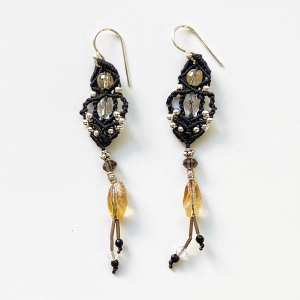 【商品名】【イーシャ・エラフィ/Isha Elafi】シトリンピアス【素　材】シトリン,クリスタル,スモーキートパーズ他【サイズ】金属以外の最長部分　約80mm【メーカー】isha elafi Nomadic Knotwork※写真のマス目...