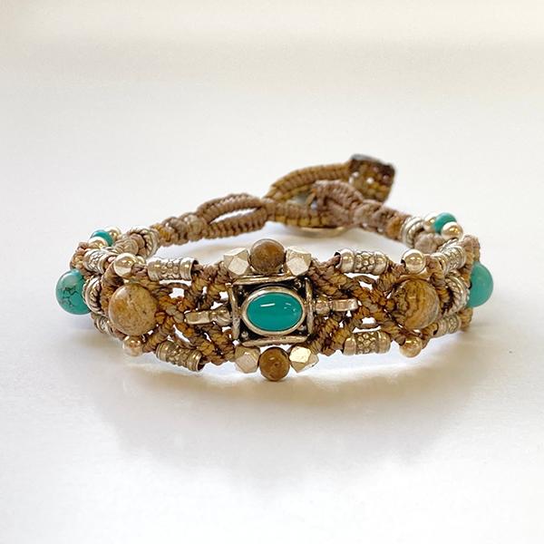 【商品名】【イーシャ・エラフィ/Isha Elafi】ターコイズブレスレット【素　材】ターコイズ、ジャスパー　他【サイズ】内周約165ミリ×幅約17ミリ【メーカー】isha elafi Nomadic Knotwork強いヒーリングパワーを...