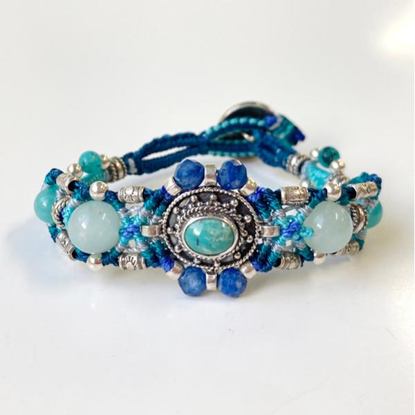 【商品名】【イーシャ・エラフィ/Isha Elafi】アマゾナイトブレスレット【素　材】アマゾナイト、ムーンストーン他【サイズ】内径約135〜155ミリ×幅約21ミリ【メーカー】isha elafi Nomadic Knotworkアマゾナ...