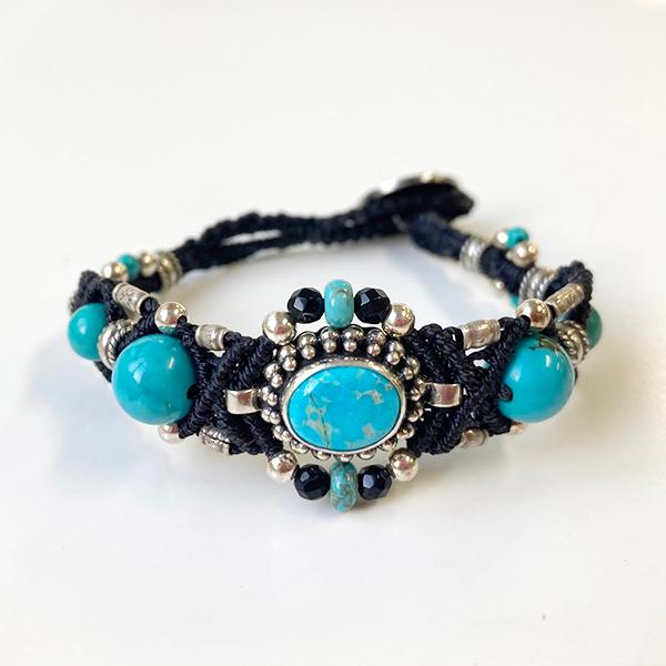 【商品名】【イーシャ・エラフィ/Isha Elafi】ターコイズブレスレット【素　材】ターコイズ他【サイズ】内径約135〜155ミリ×幅約20ミリ【メーカー】isha elafi Nomadic Knotwork黒地にターコイズのブルーが映...