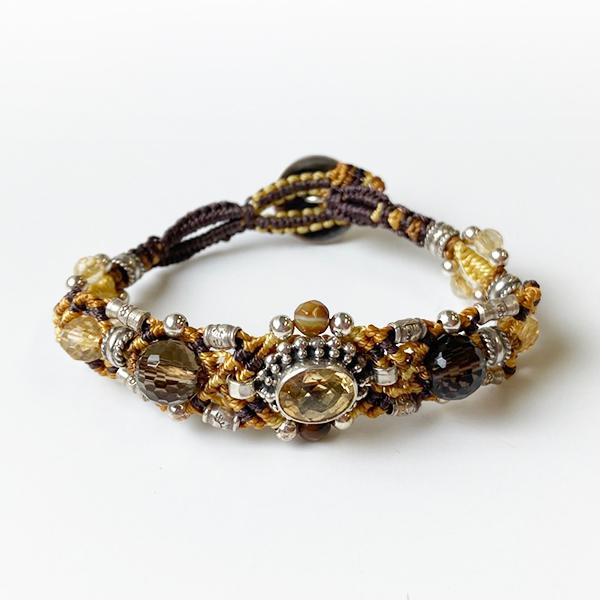 【商品名】【イーシャ・エラフィ/Isha Elafi】シトリンブレスレット【素　材】シトリン、スモーキートパーズ他【サイズ】内径約165ミリ×幅最大部 約19ミリ【メーカー】isha elafi Nomadic Knotworkアースカラー...