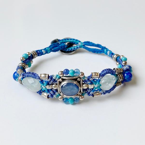 【商品名】【イーシャ・エラフィ/Isha Elafi】カイヤナイトブレスレット【素　材】カイヤナイト、ムーンストーン、ラピスラズリ他【サイズ】内径約160〜180ミリ×幅最大部 約19ミリ【メーカー】isha elafi Nomadic K...