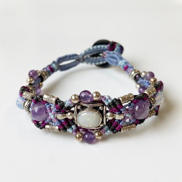 【商品名】【イーシャ・エラフィ/Isha Elafi】オパールブレスレット【素　材】オパール、アメジスト他【サイズ】内径約165ミリ×幅最大部 約18ミリ【メーカー】isha elafi Nomadic Knotwork小ぶりなオパールを中...