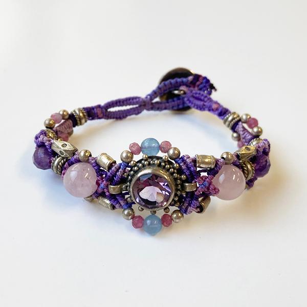 【商品名】【イーシャ・エラフィ/Isha Elafi】アメジストブレスレット【素　材】アメジスト、ローズクオーツ他【サイズ】内径約160ミリ×幅最大部 約21ミリ【メーカー】isha elafi Nomadic Knotwork中央の大ぶり...