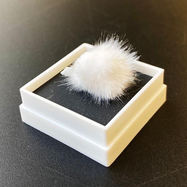 オーケン石（オケナイト）そのふわふわとした見た目からラビットテール（ウサギの尻尾）と呼ばれる鉱物です。非常に脆い石ですのでお取り扱いにはご注意ください。レターパックでの発送となります。【商品名】オーケン石（Okenite)最長部 直径約16...